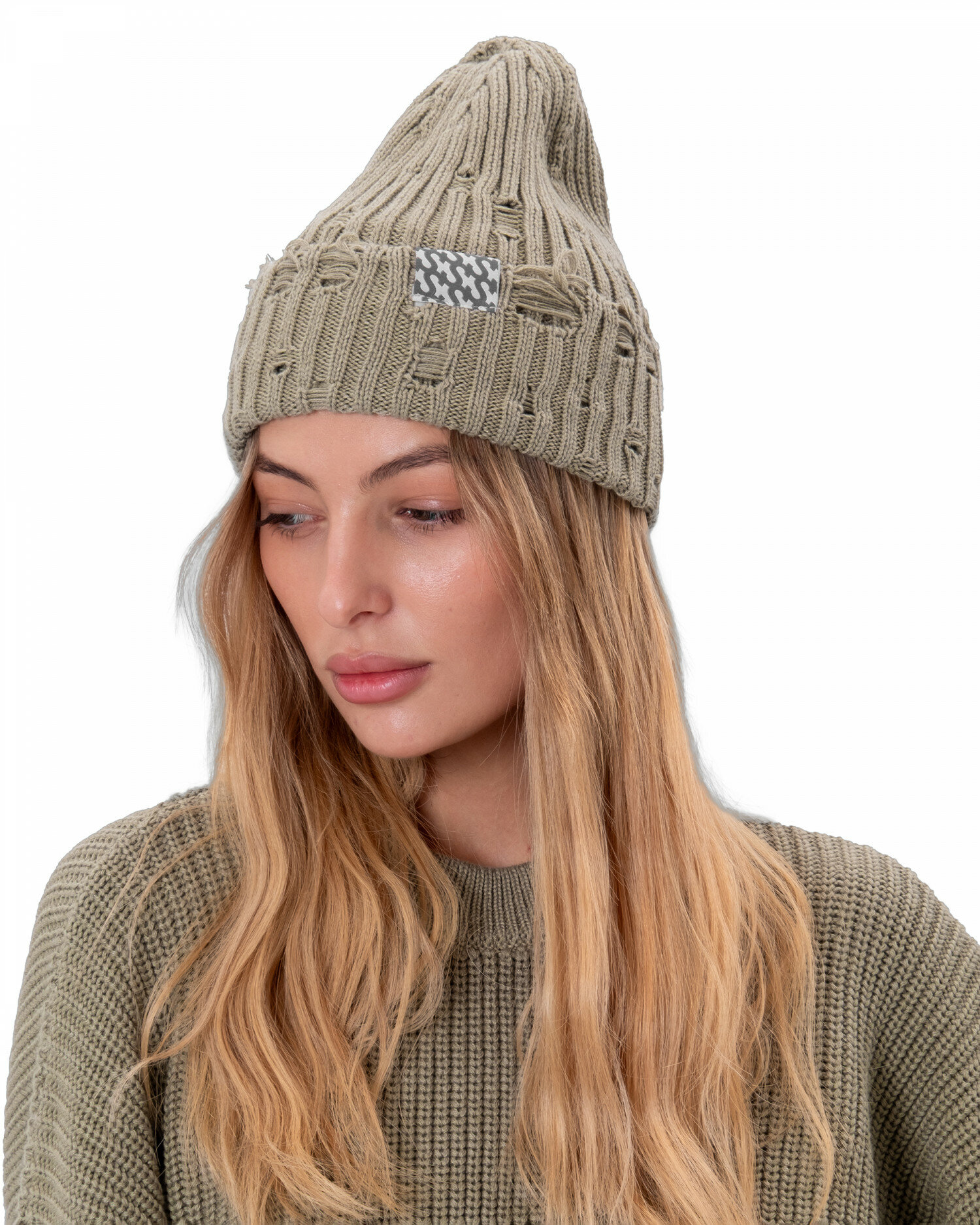 Шапка KNITTED TORN для женщин