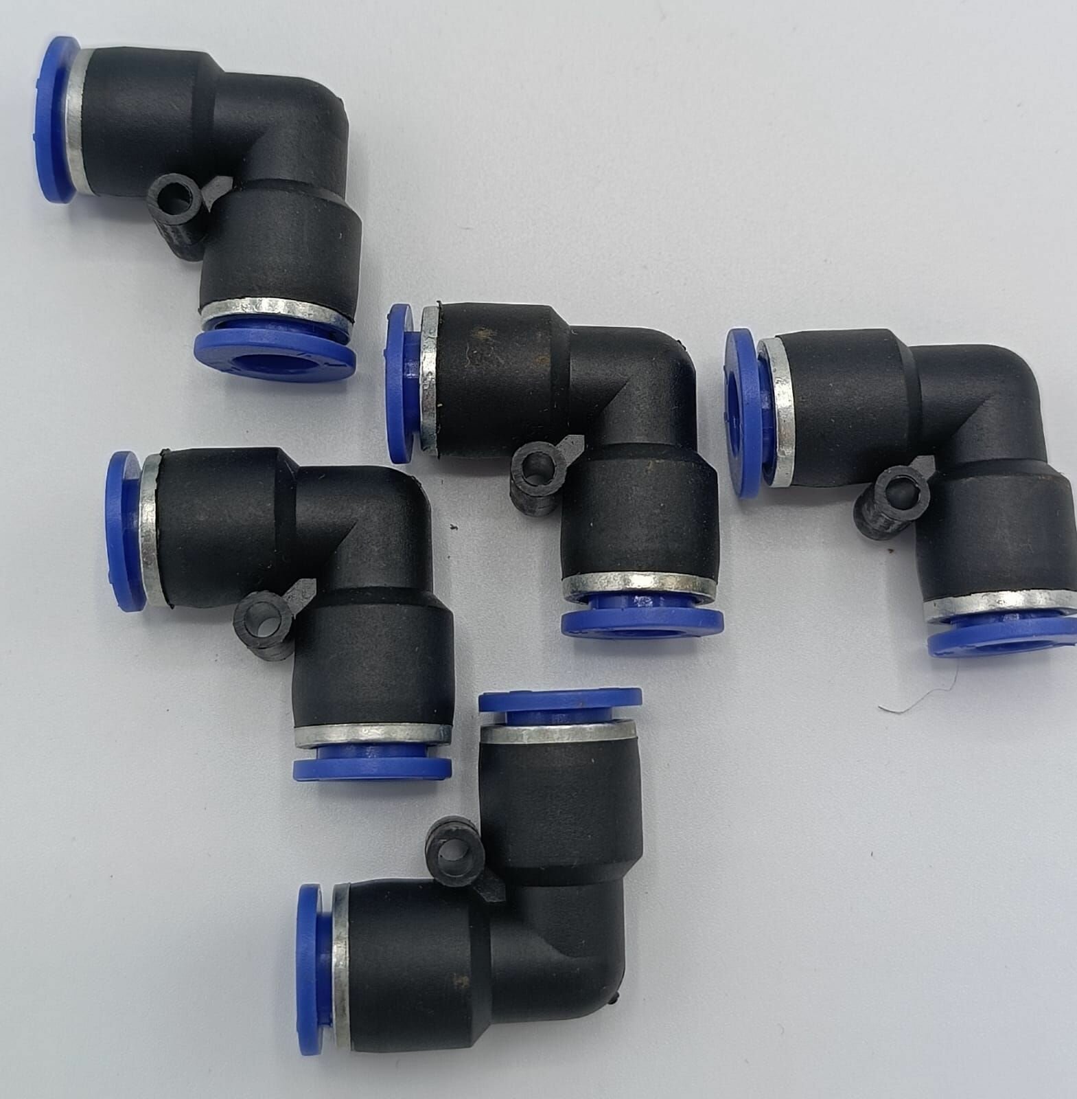 Фитинг угловой цанговый пневматический 7 мм (5 штук)