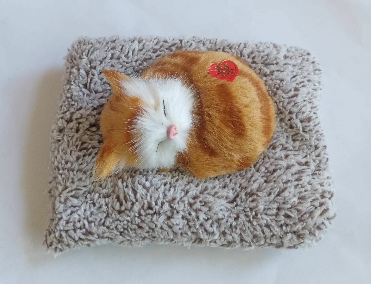 Мягкая игрушка *Спящий котенок на ковре мяукающий*, антистресс,14см. х11см.