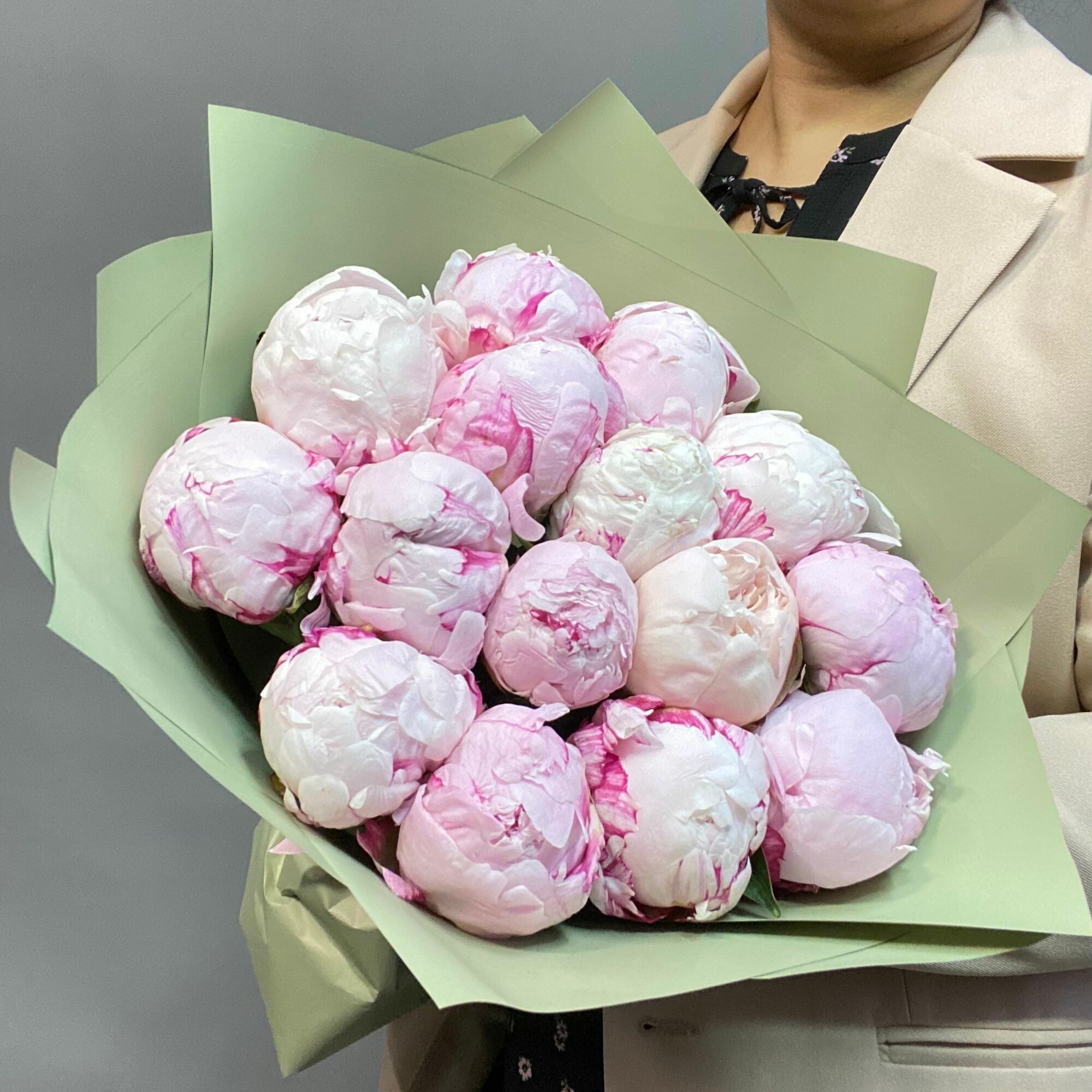 Пионы (пионы), высота букета 40 см, ширина букета 20 см, монобукет