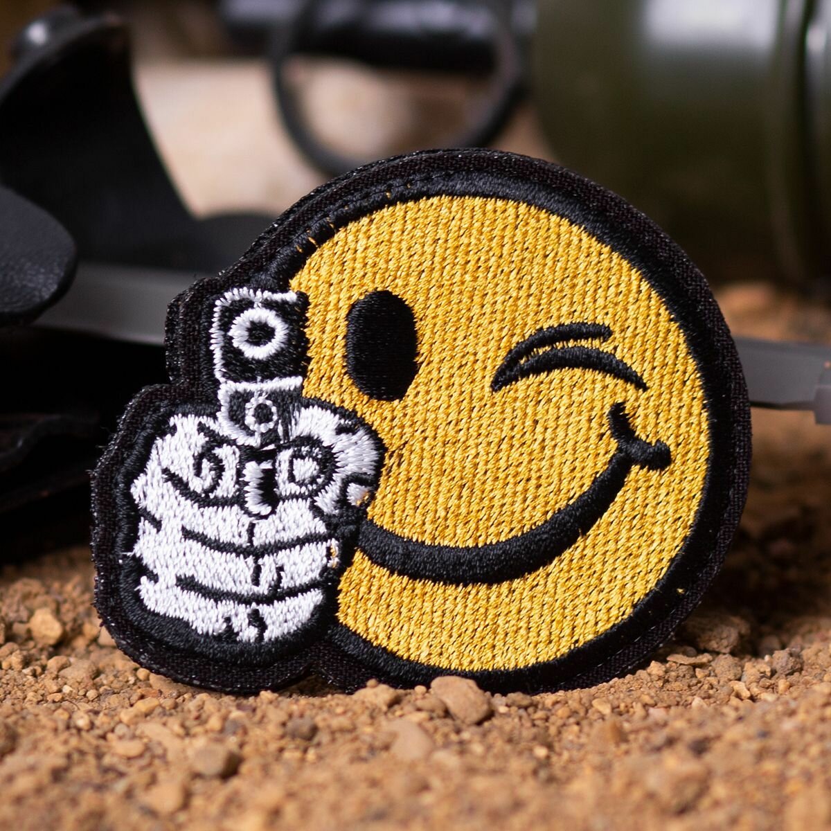 Нашивка-патч смайлик с пистолетом вышитая на липучке 7,5х6,5