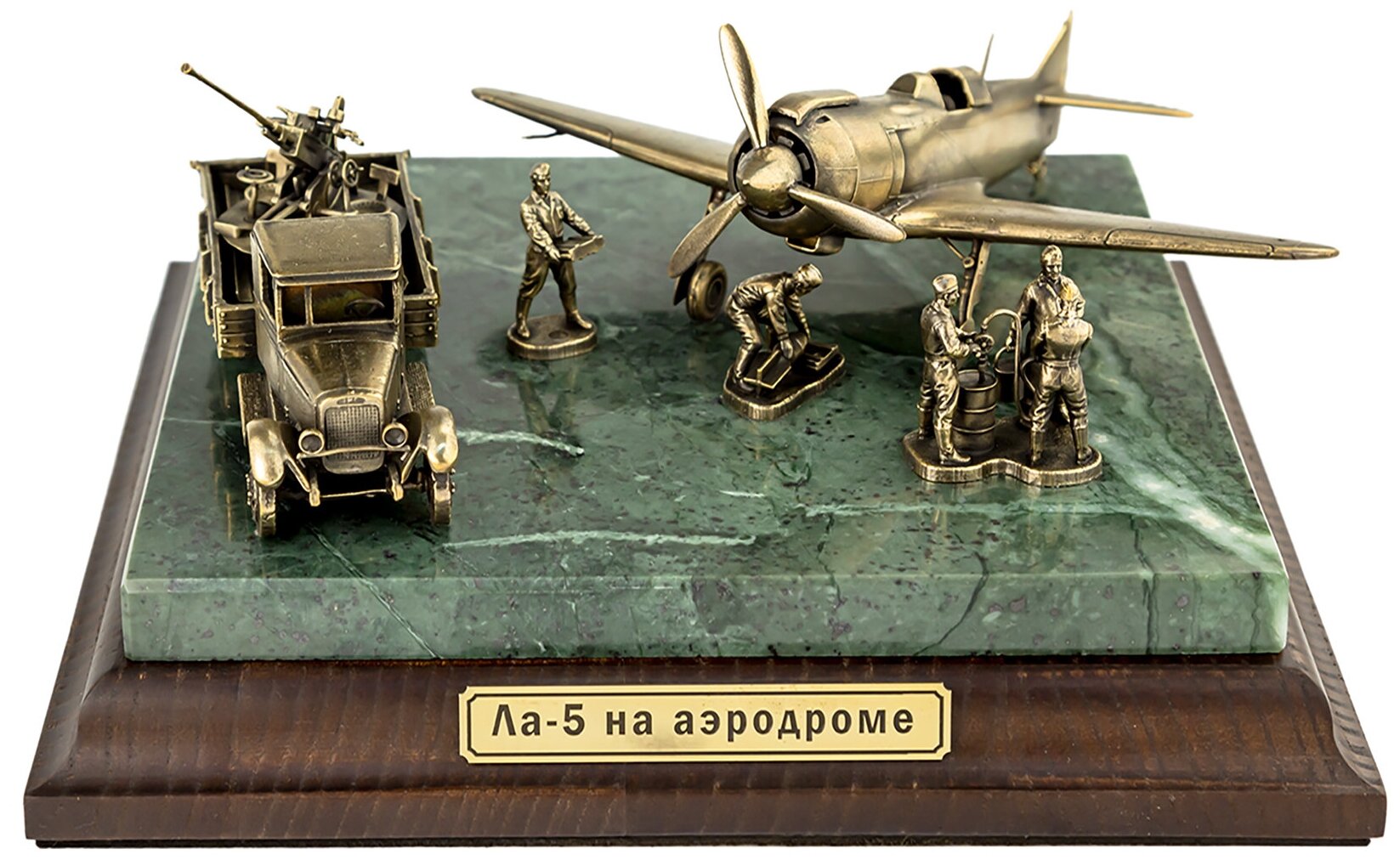 Диорама истребитель ЛА-5 ФН на аэродроме 1/72