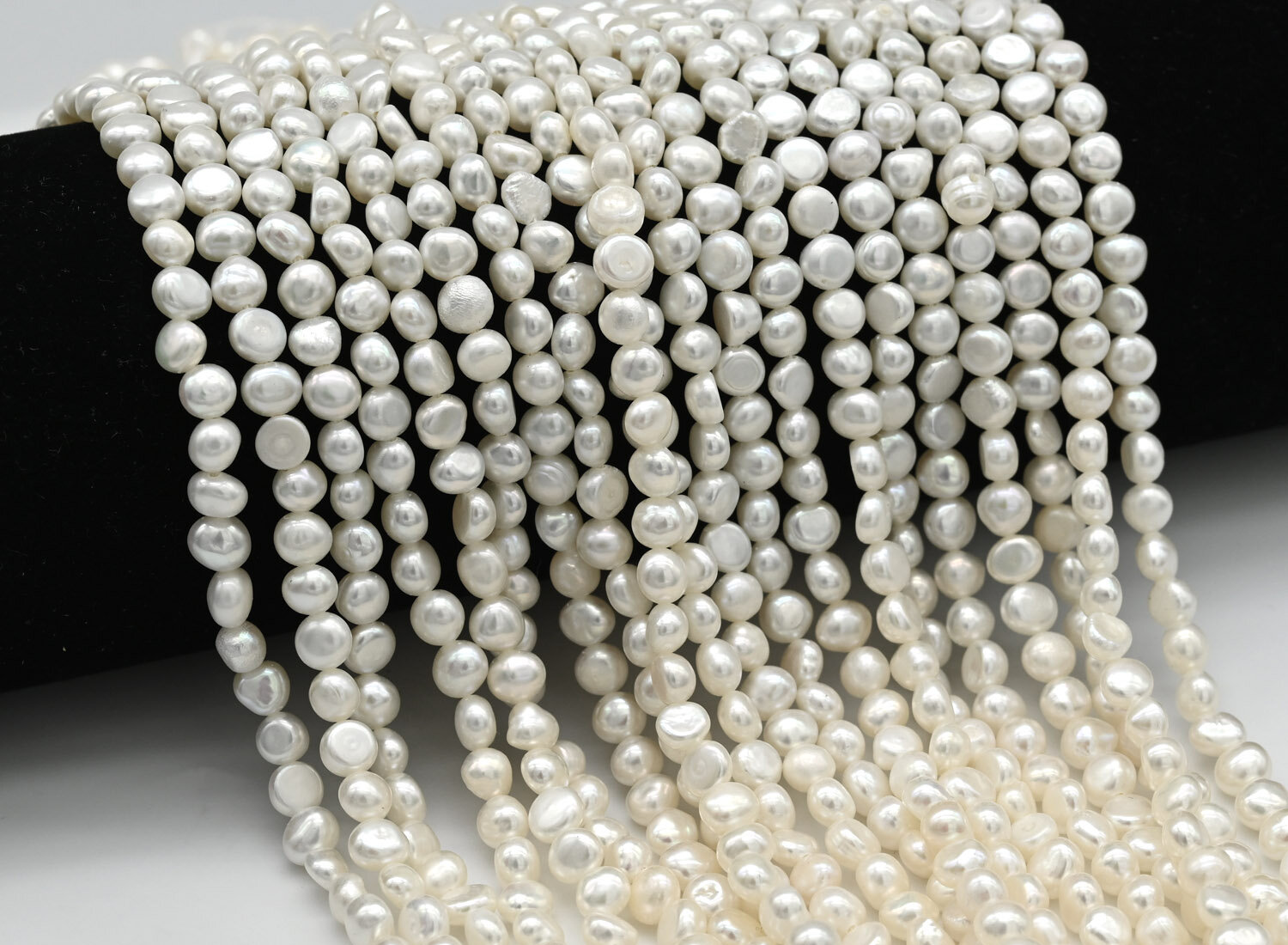 Бусины из жемчуга барочного 5мм белый, 36см, 72 бусины .