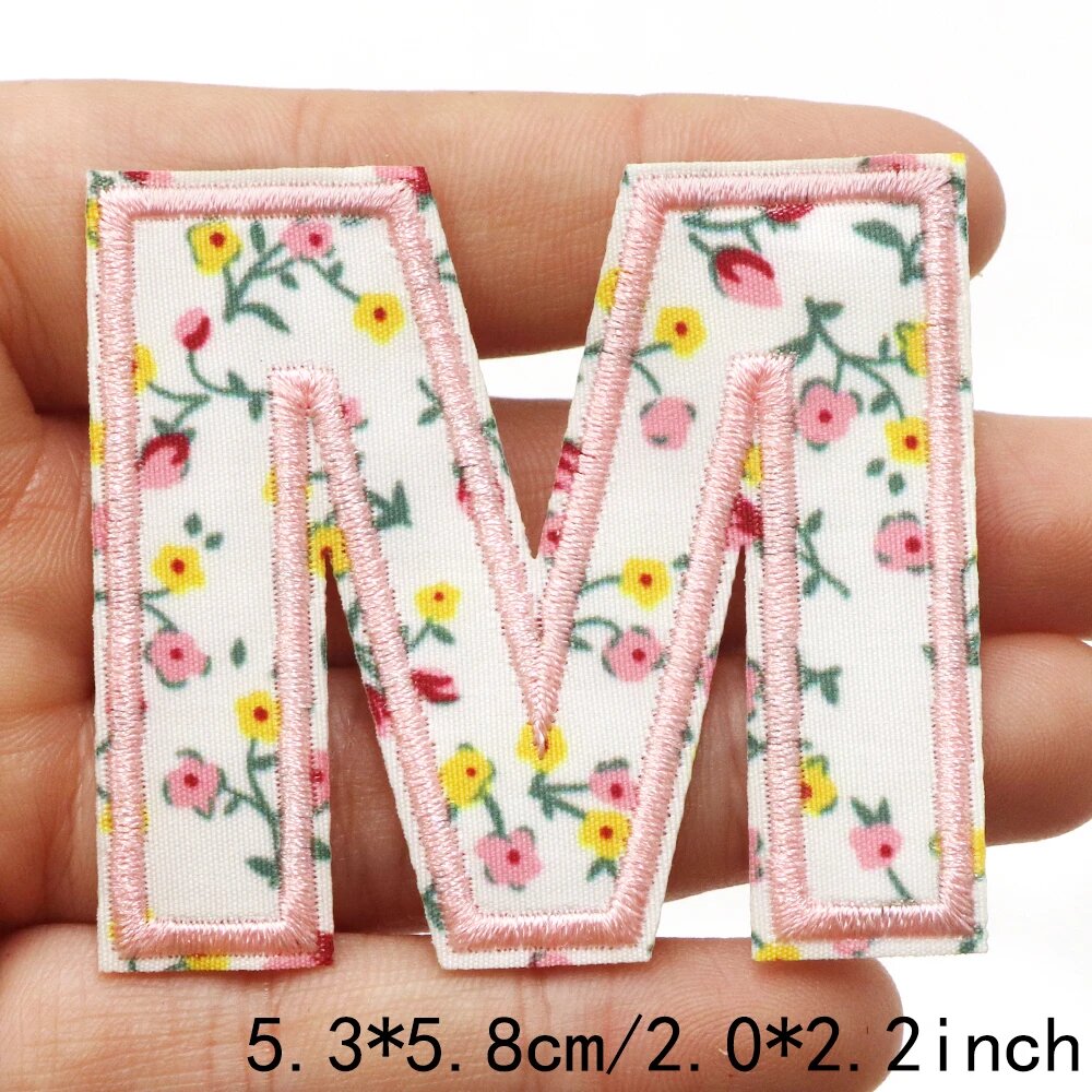 Вышитая буква алфавита M