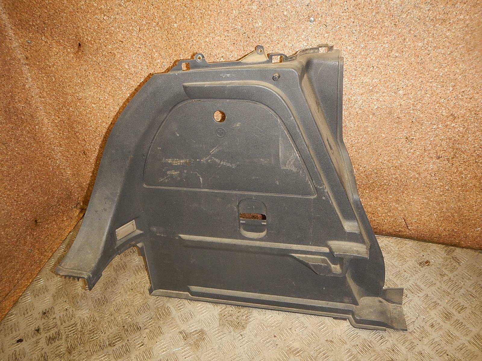 Б/У Обшивка багажника, Opel (Опель)-CORSA D (06-) OPEL CORSA D (06-) Левая,3 двери. Задиры,царапины. 426029 GENERAL MOTOR...