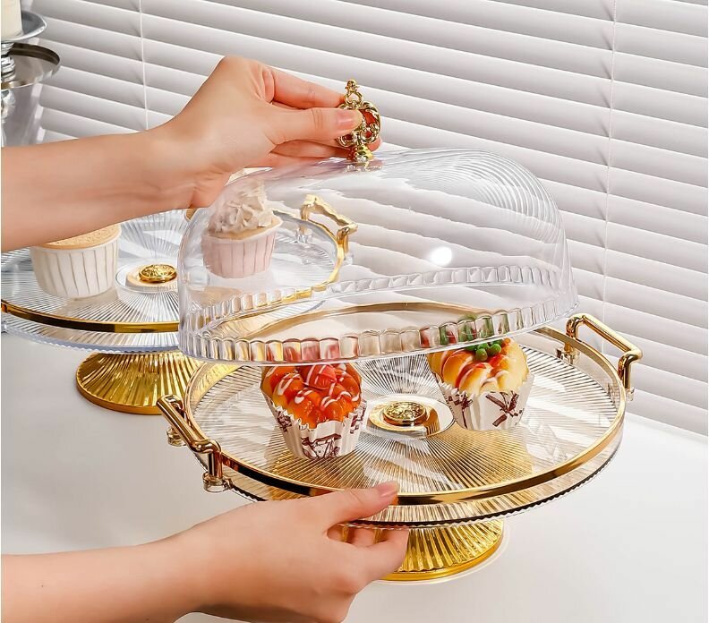 Круглая полосатая подставка для торта с ножками и крышкой янтарного цвета