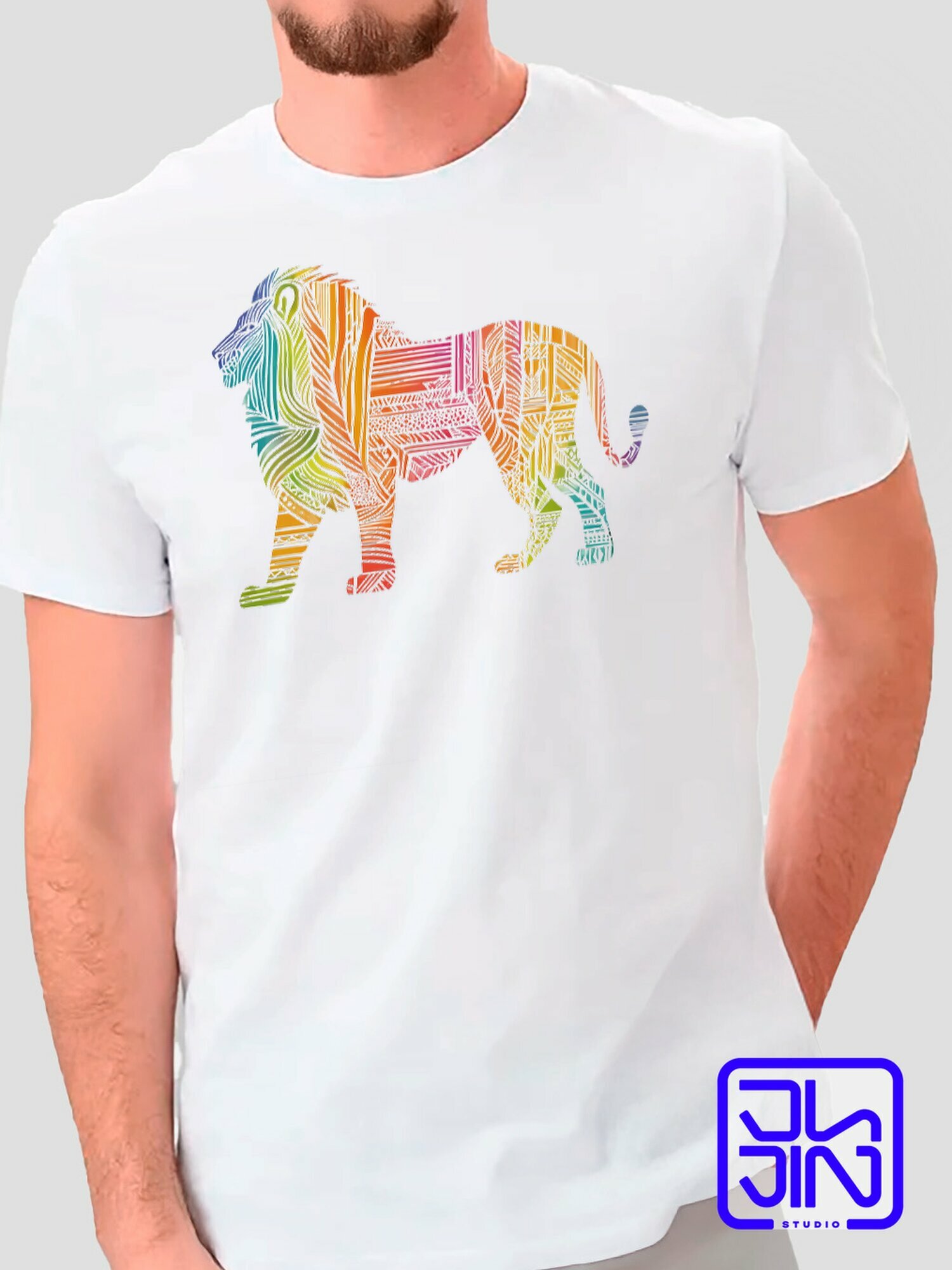 Футболка классическая мужская с авторским принтом Лев геометрический белый с радужным силуэтом и этническим узором радуги, белый хлопковый трикотаж с прикольным рисунком на груди