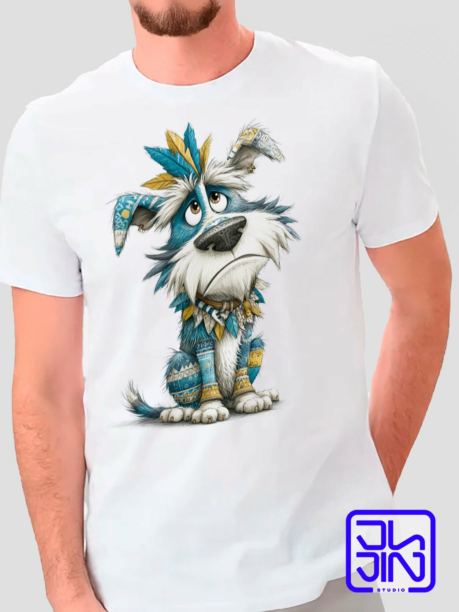 Футболка классическая мужская с авторским принтом Этническая бирюзовая собака с белыми узорами и яркими перьями оригинальные, белый хлопковый трикотаж с прикольным рисунком на груди