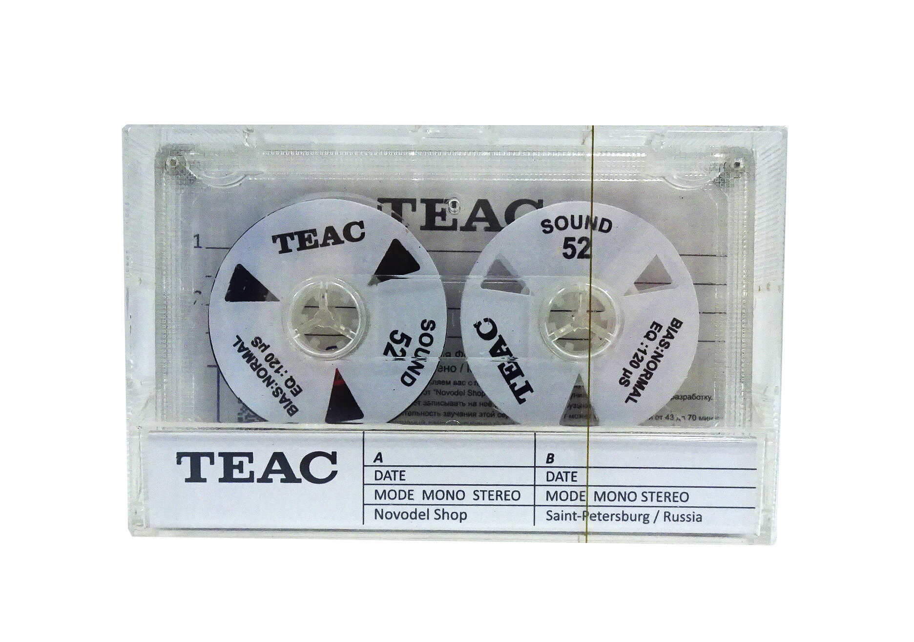 Аудиокассета "TEAC" с белыми катушками и чёрным текстом