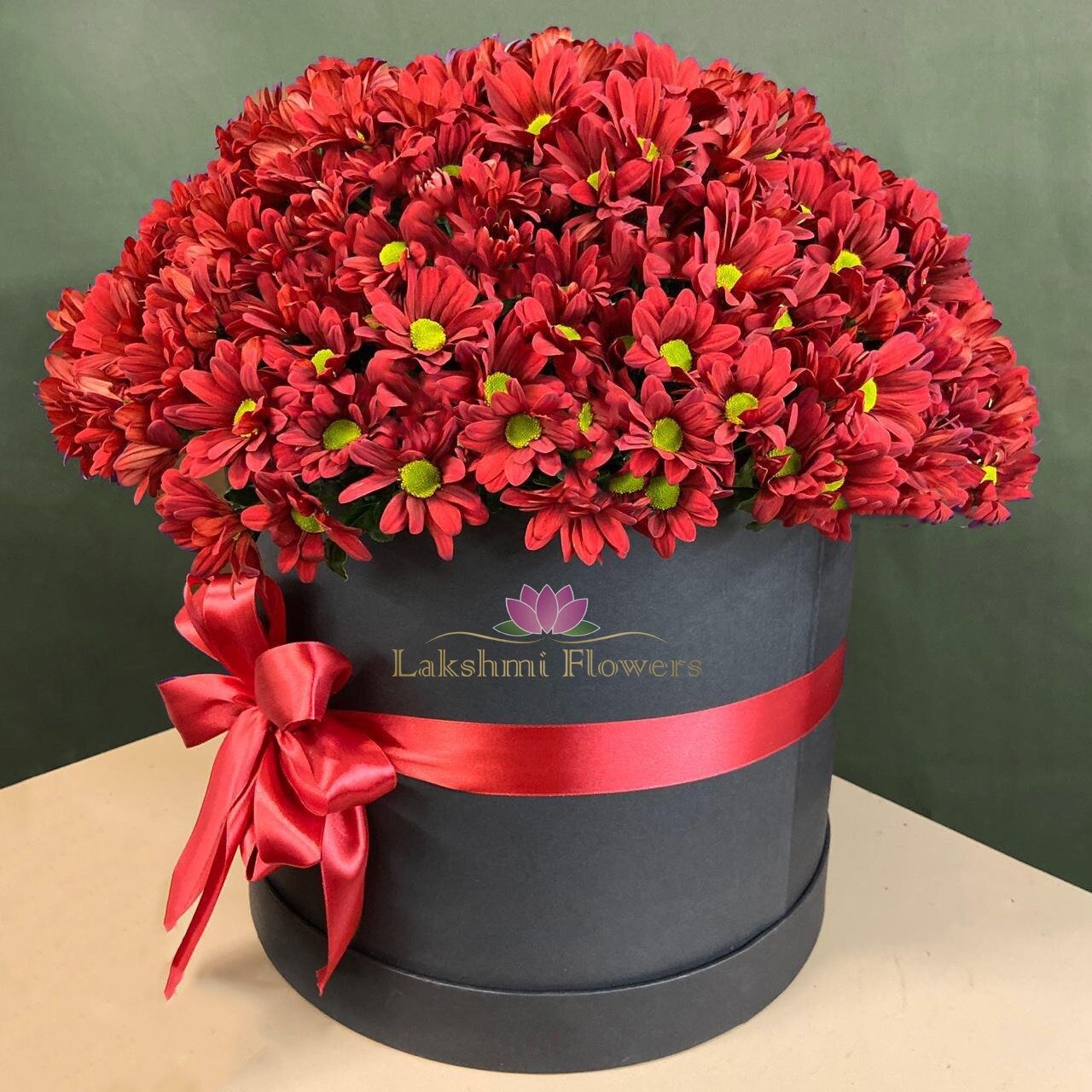 35 красных кустовых хризантем в шляпной коробке / Кустовые хризантемы