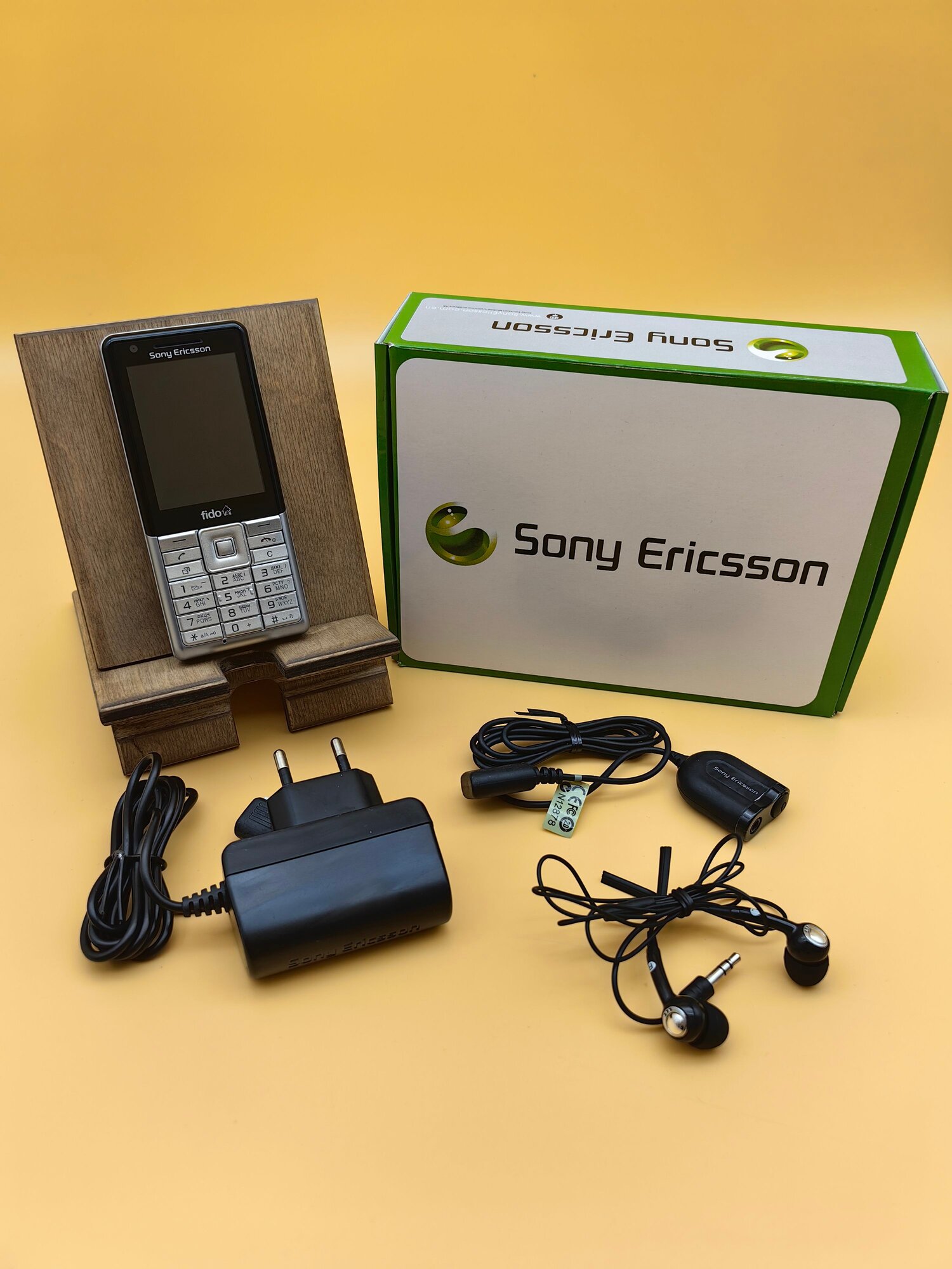 Мобильный кнопочный телефон Sony Ericsson Naite (J105), Серебристый