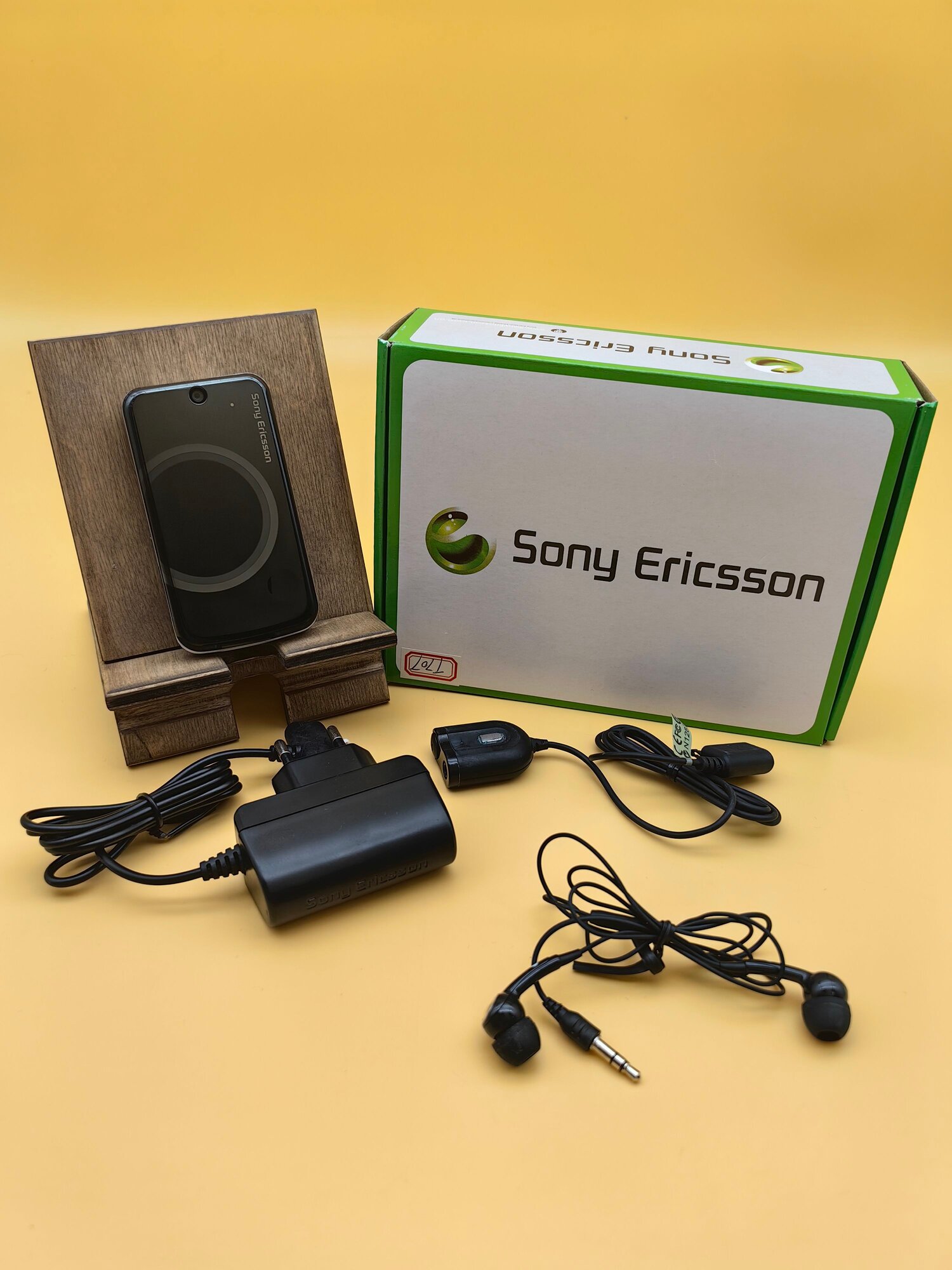 Мобильный кнопочный телефон раскладушка Sony Ericsson T707, Черный