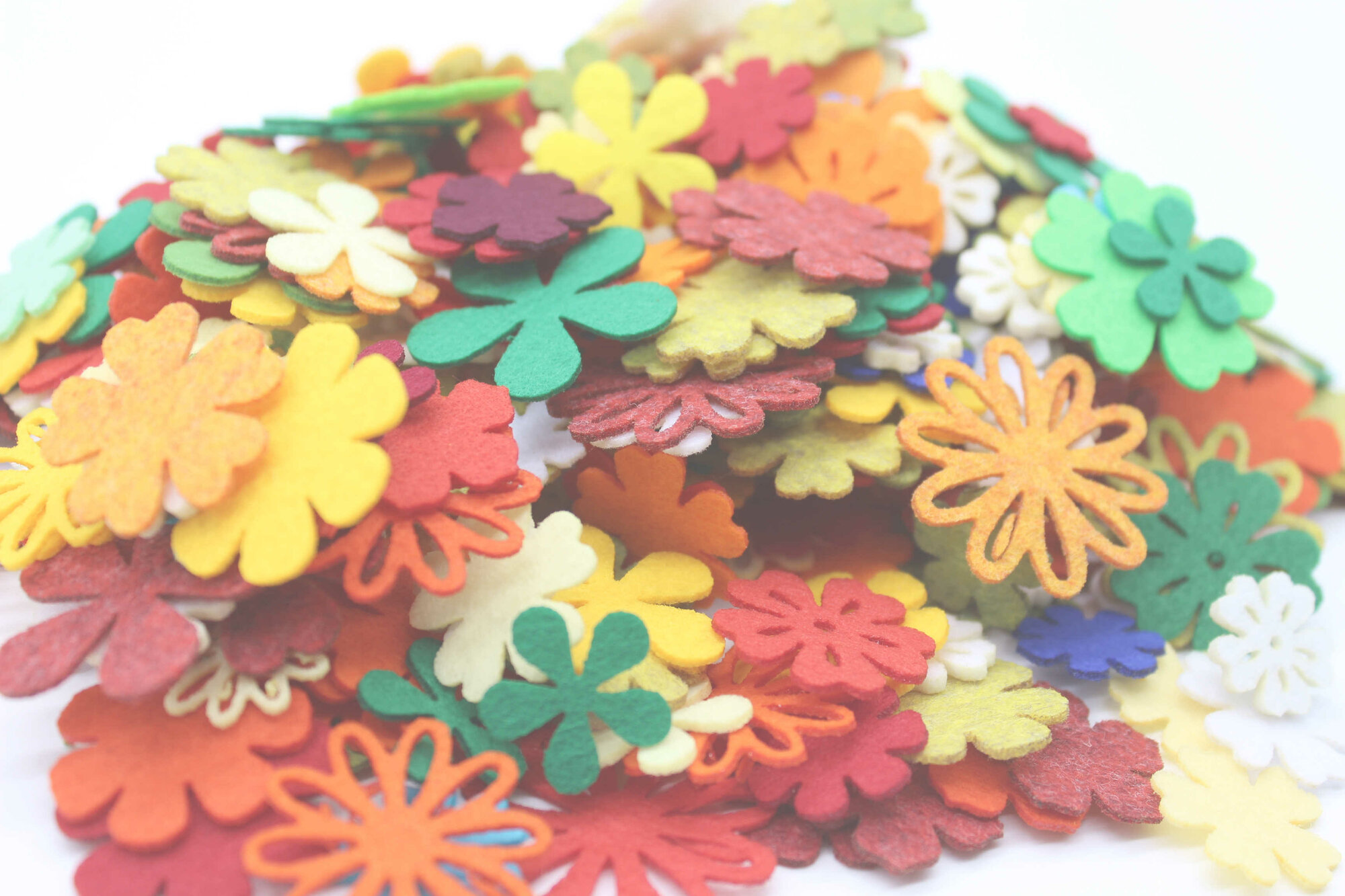 Декоративные цветочки из фетра набор 200 штук