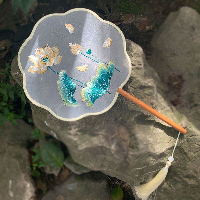 Веер Old Chang Gate "Лаочанмэнь", двусторонняя вышивка золотого пиона