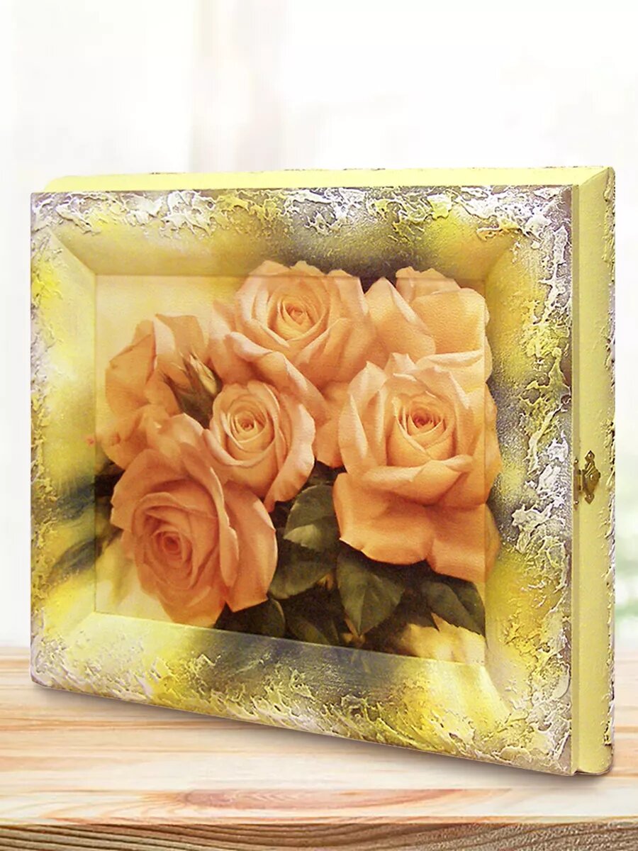 Ключница в прихожую на стену закрытая с полкой дверкой