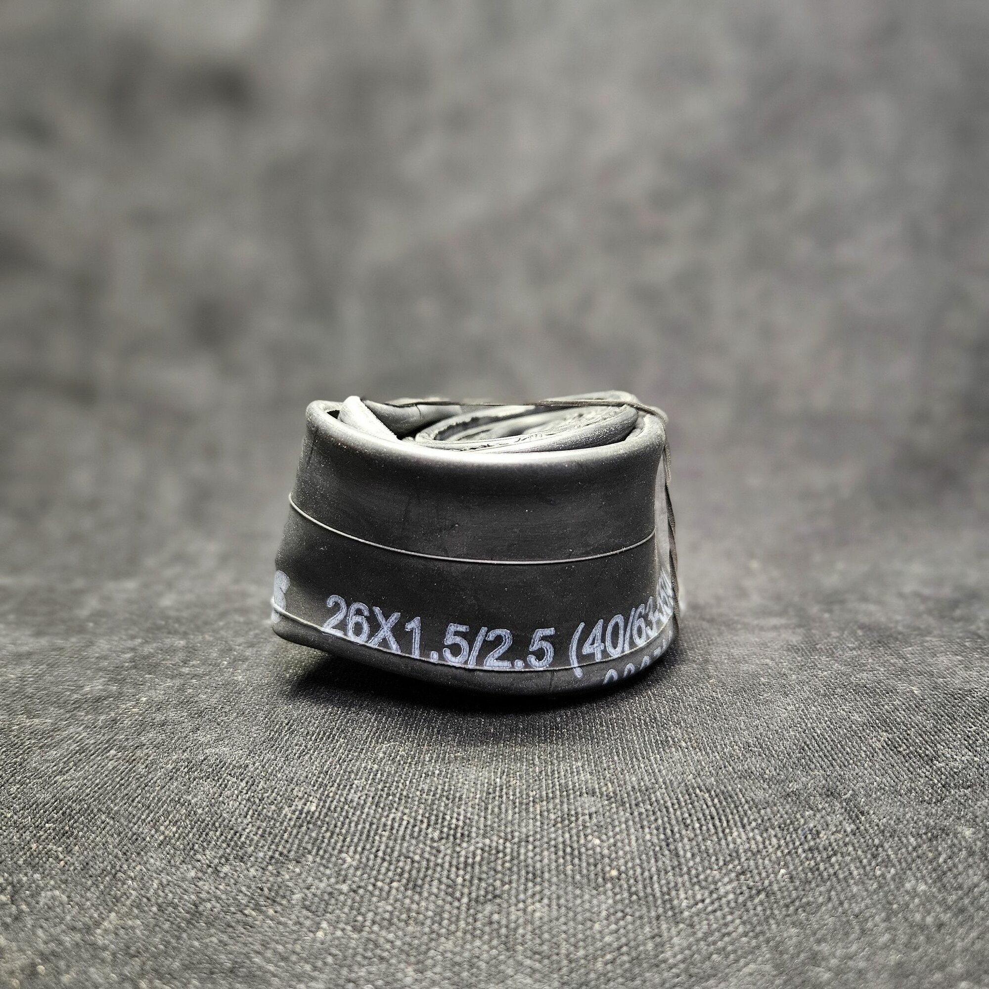 Камера велосипедная Maxxis WelterWeight, 26x1.5/2.5", 48 мм, тип ниппеля - schrader (автомобильный) (OEM без упаковки)