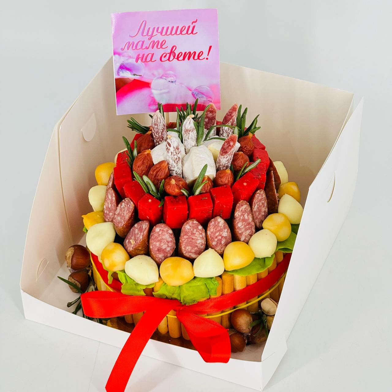 Подарок любимой маме. Бенто торт колбасный с закусками. Съедобный букет