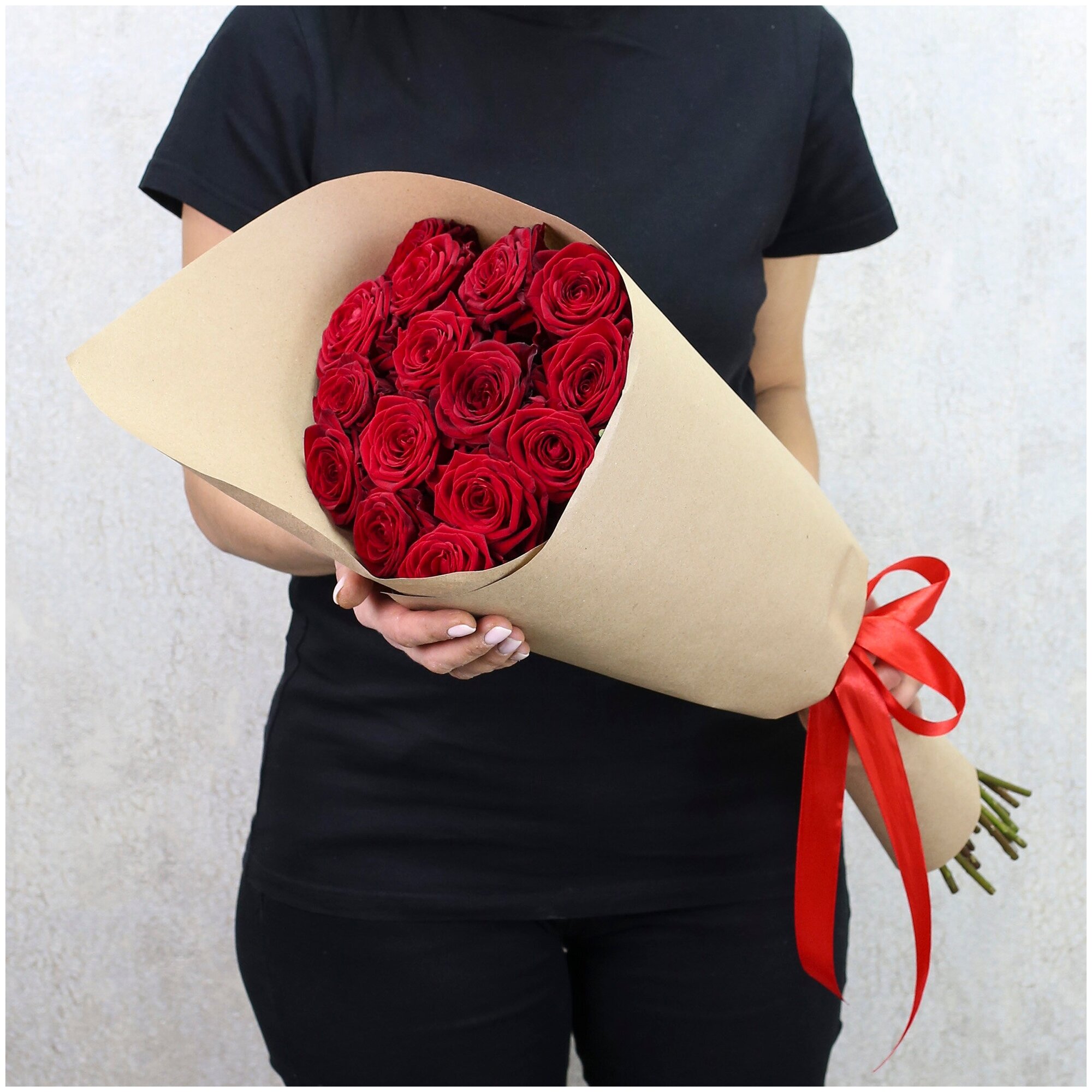 Цветы живые букет Flor-Pro Flowers из 15 красных роз 60 см в крафт-бумаге
