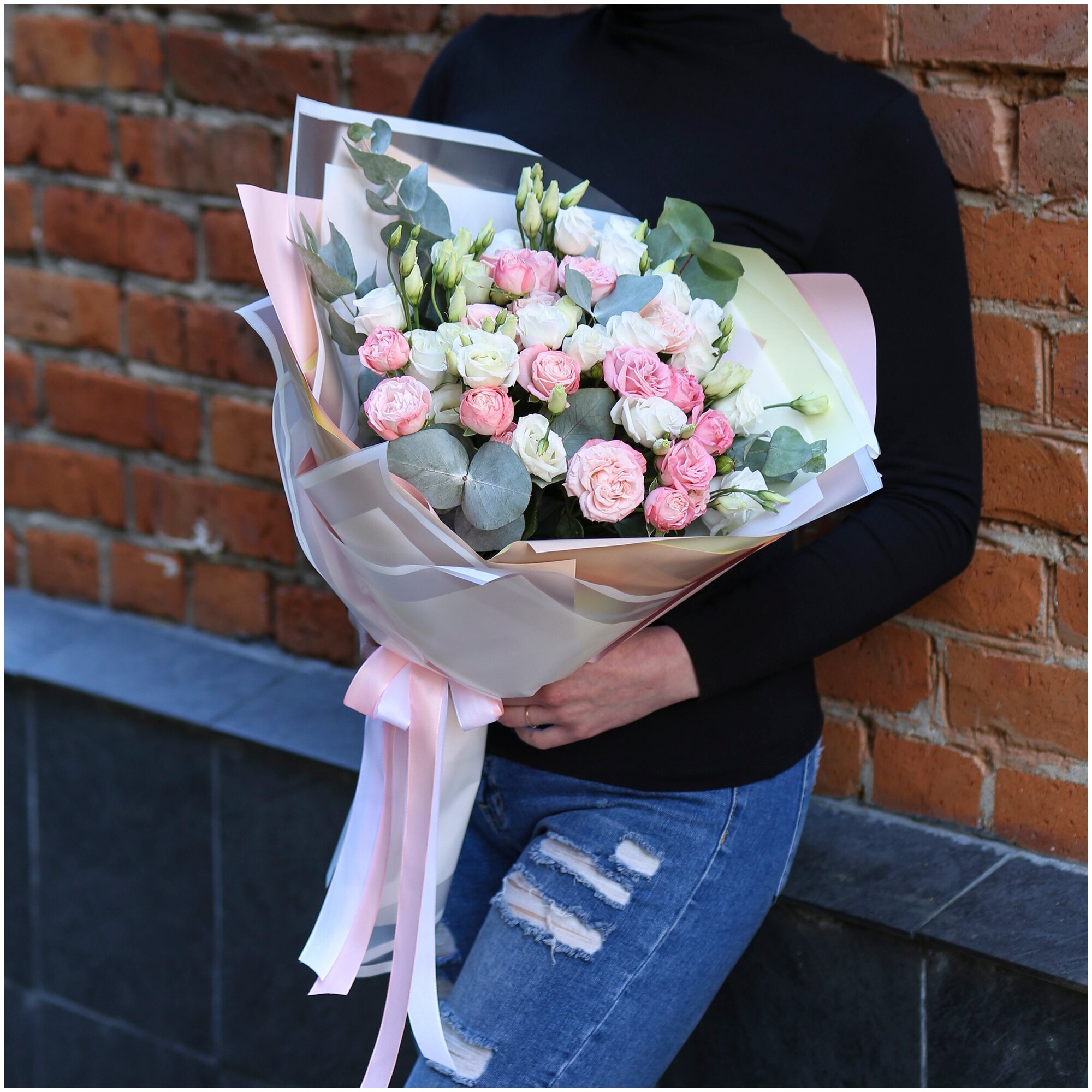 Цветы живые букет Flor-Pro Flowers из кустовых роз и эустом «Лола»