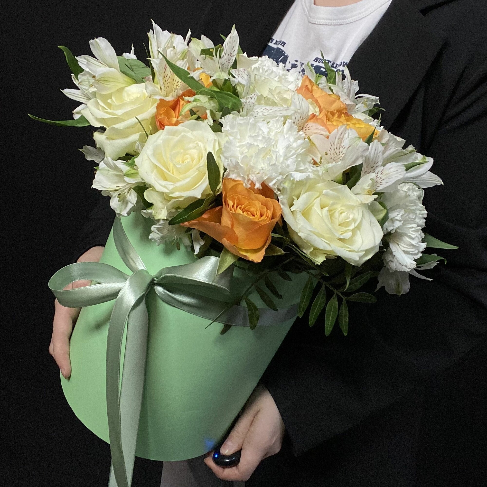 Букет в коробке (коробка 1 шт, роза 17 шт, альстромерия 11 шт, диантус 5 шт, писташ 3 шт.)