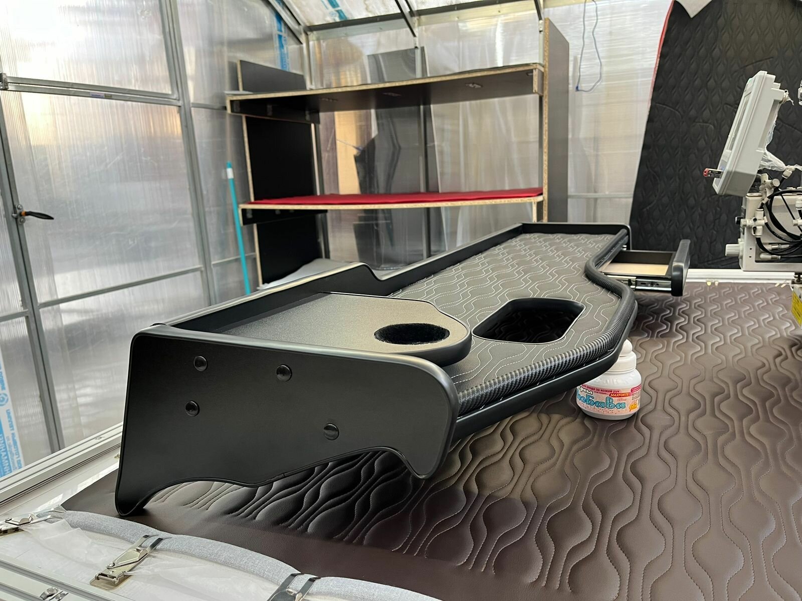 Столик в кабину грузовика КАМАЗ НЕО 5490 2 Яруса с подстаканником Чёрная экокожа Чёрные волны