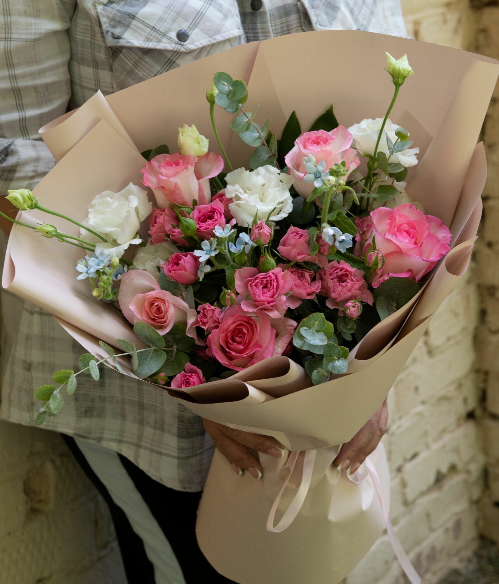 Букет "Розовый", кустовая роза, бело-розовая роза джумилия, эустома, эвкалипт