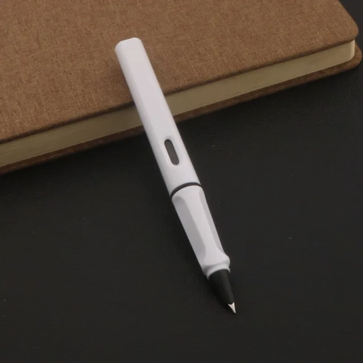 Ручка перьевая белая, пластик