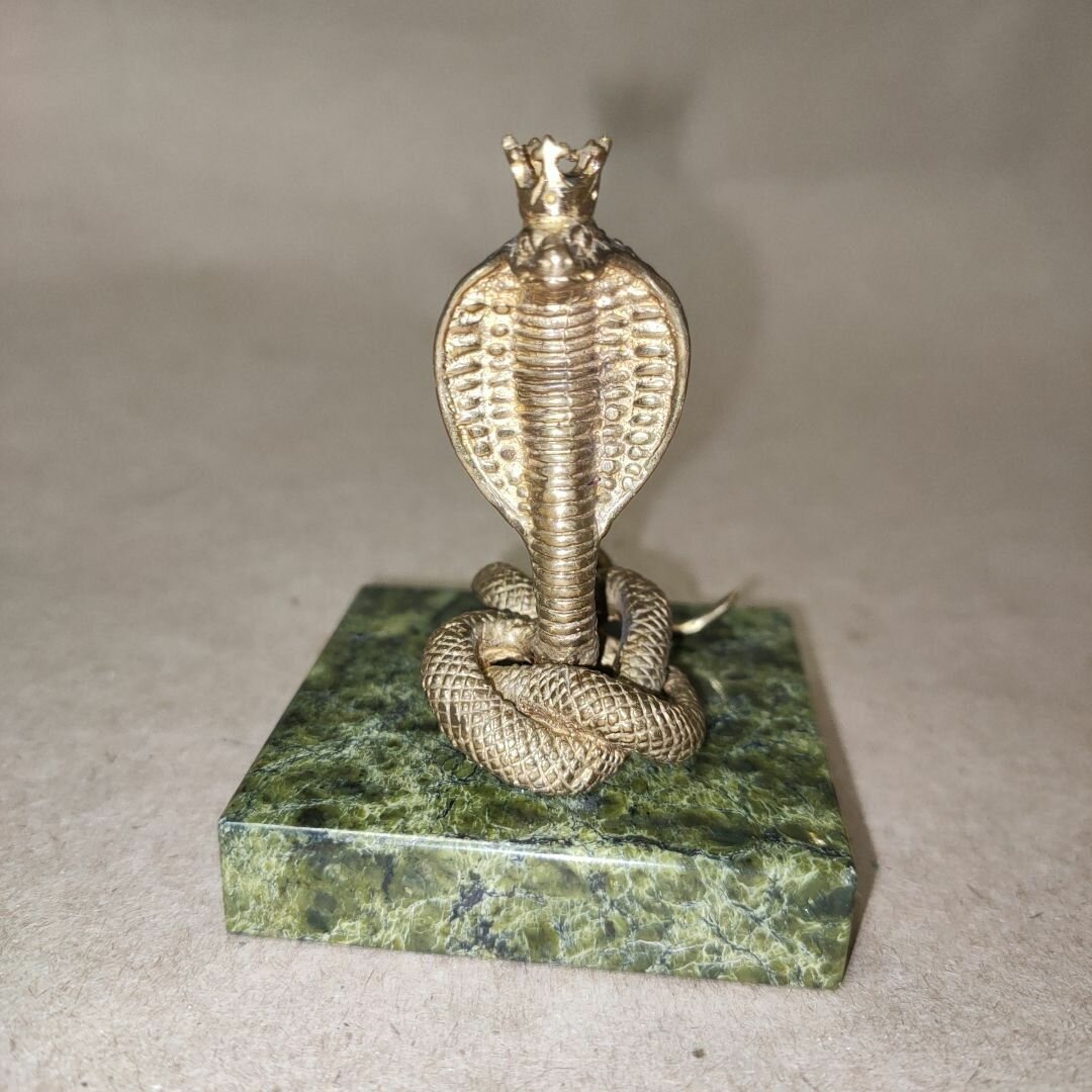 Статуэтка "Кобра" на каменной подставке