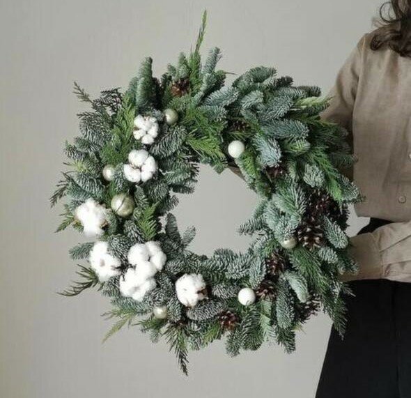 Рождественский венок 35 см из натурального нобилиса с шишками и хлопком