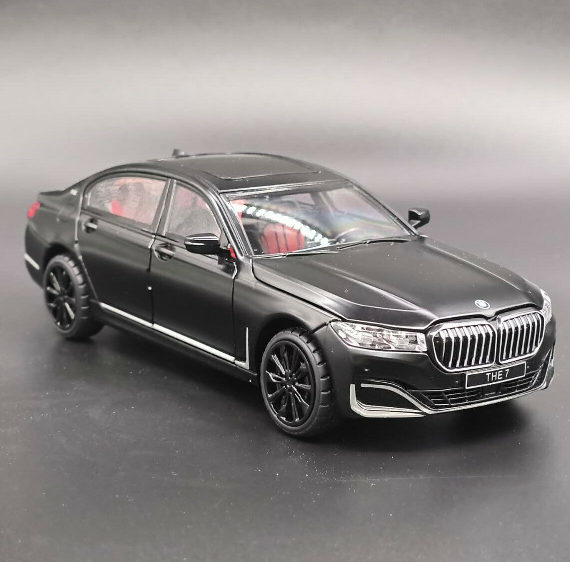 Машинка металлическая BMW 7 с инерционным механизмом и свето-звуковым сопровождением. Масштаб модели БМВ 7 1:24