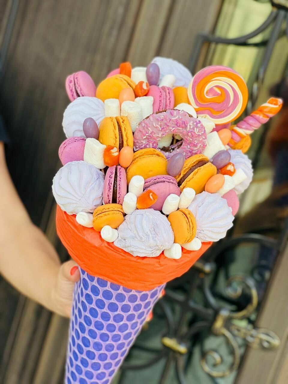 Сладкий подарок ребенку, рожок из зефира и пирожных макарони