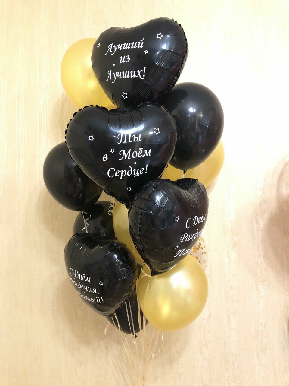 Фонтан из шаров с черными сердцами