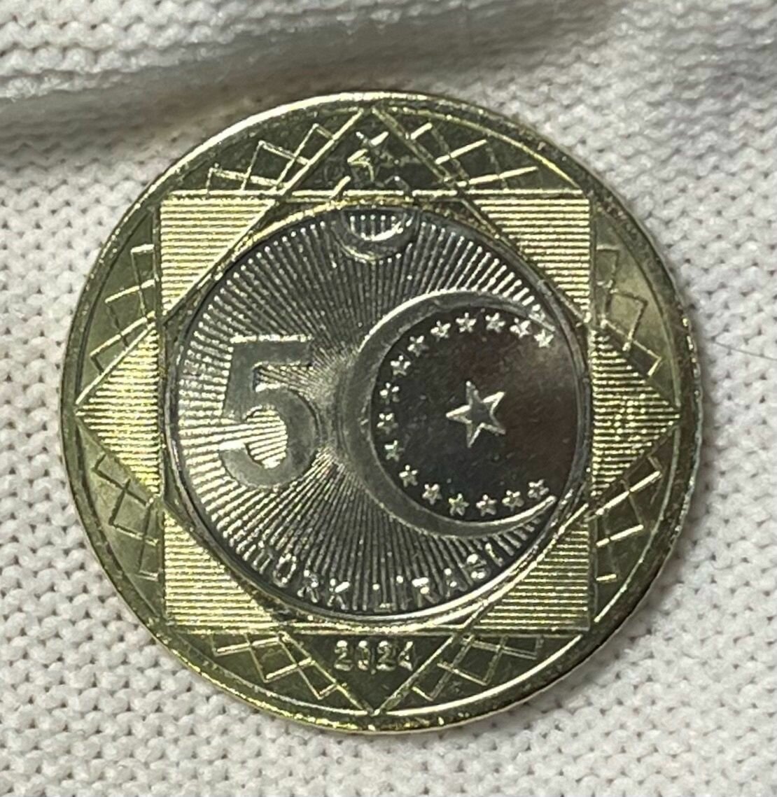 Монета. Турция - 5 лир 2024 год.