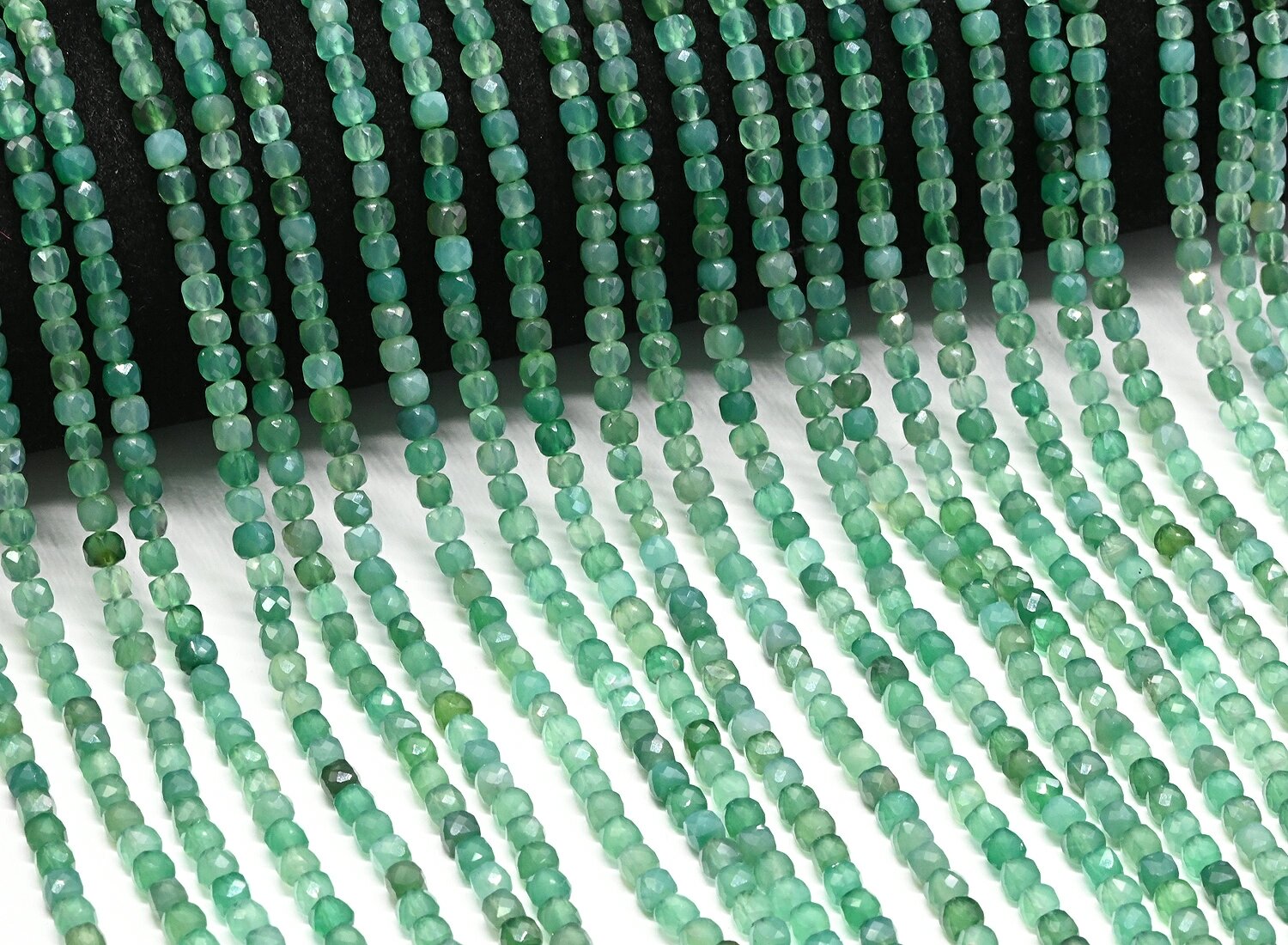 Бусины из хризопраза кубик гр.4мм, 40см, 97 бусин .