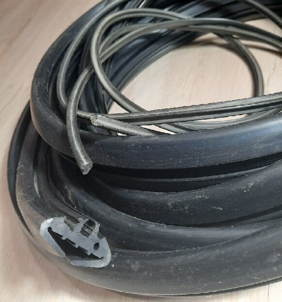 Уплотнитель автомобильного стекла ПР-015 с замком НТ-8, длина 10 м