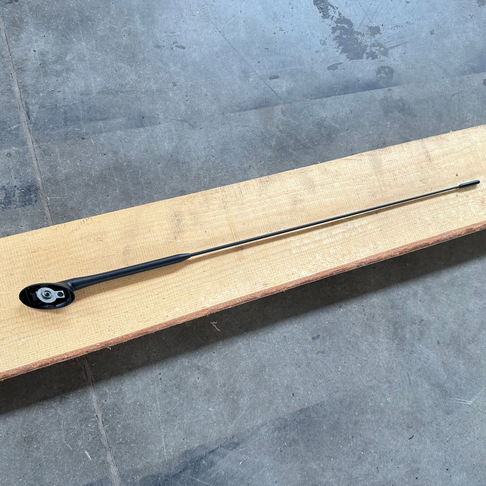 Антенна с креплением в сборе. Для Ford Focus 2, C-Max, Fiesta, Mondeo 3. 55 сантиметров. Артикул : 1948182, 1087087