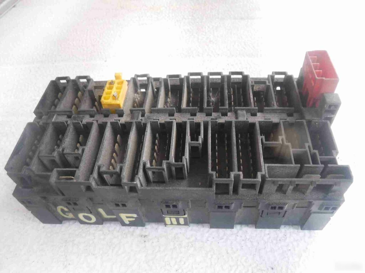 Блок предохранителей Volkswagen Golf Mk3 (1991—2000) 357937039