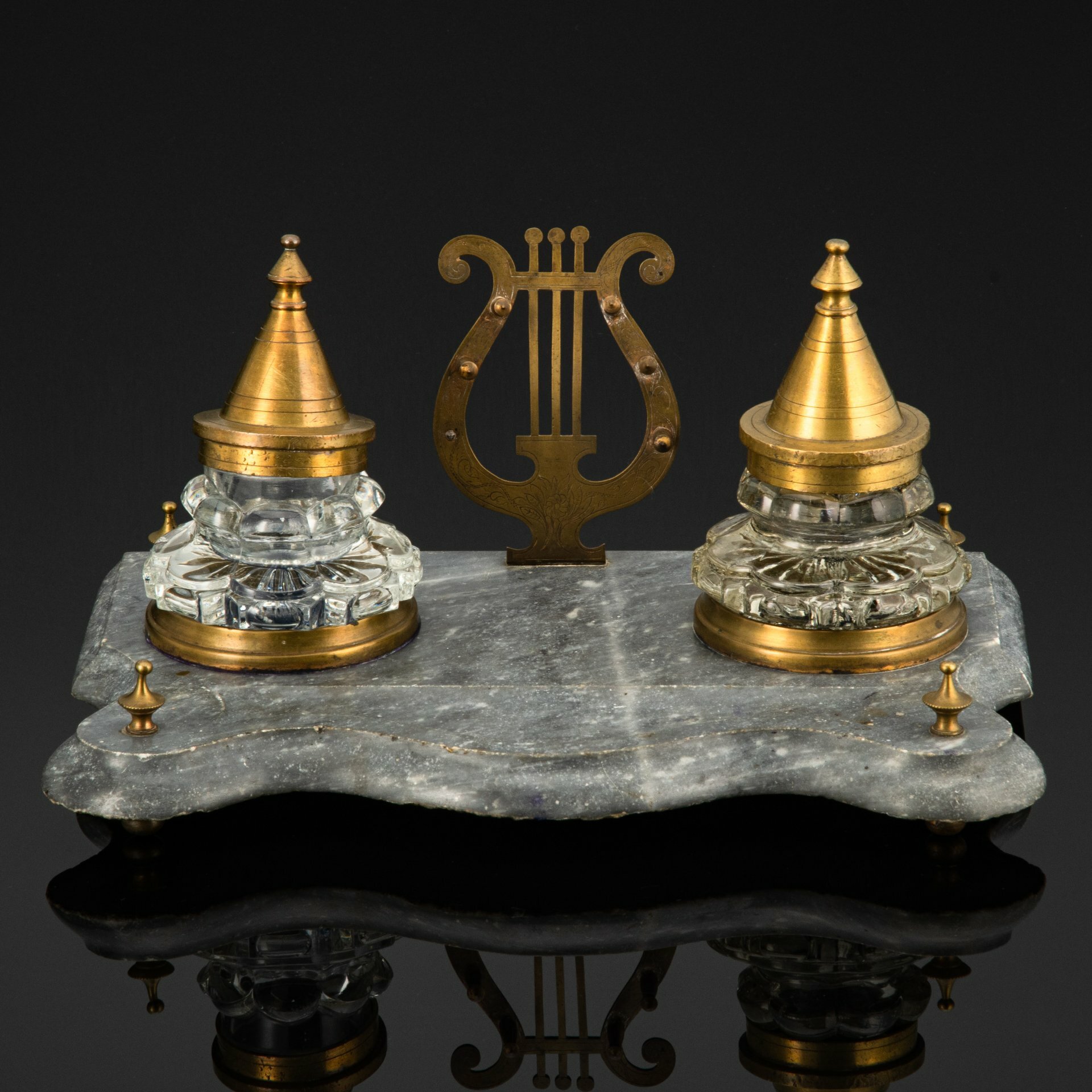 Прибор письменный "Лира" с двумя чернильницами на массивной подставке, латунь