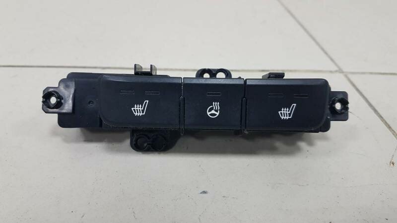 Кнопка обогрева сидений Kia Rio X-Line 2017 кат.номер: 93300H0200