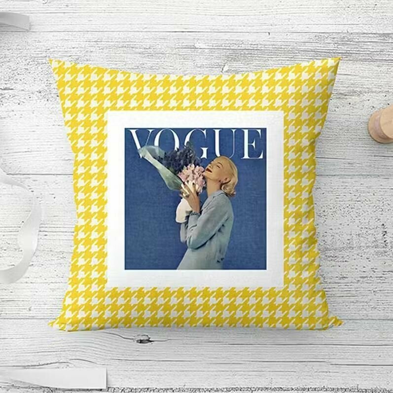 Подушка декоративная Девушка с букетом Гламур 40х40 велюр