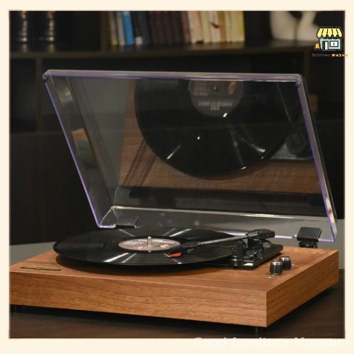 Эксклюзивный ретро патефон с деревянным корпусом, оснащенный двумя встроенными динамиками для проигрывания виниловых пластинок, комплектуется настольной акриловой крышкой от пыли