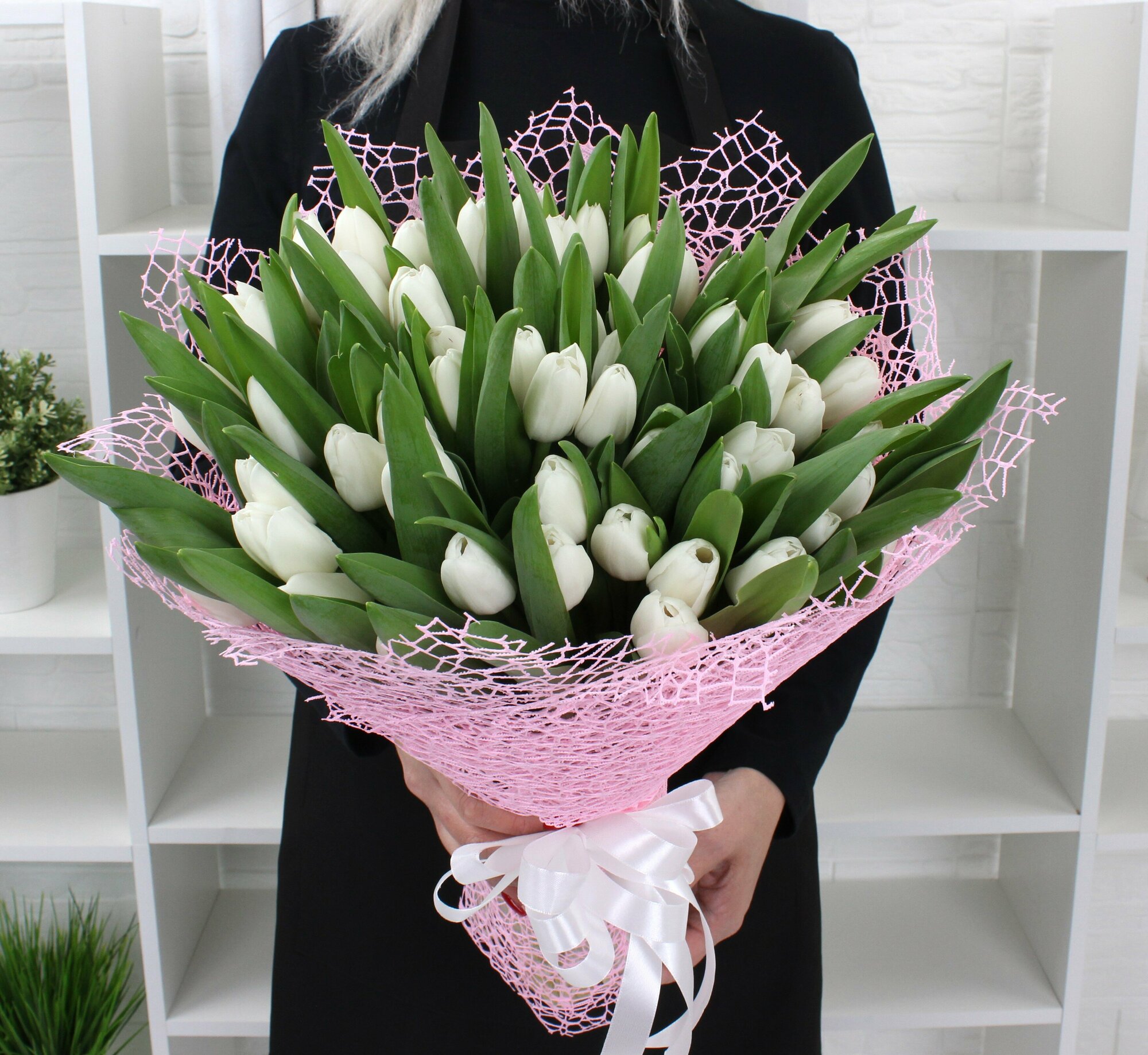 Монобукет THE FLOREAL, 51 белый тюльпан, в упаковке с бантом