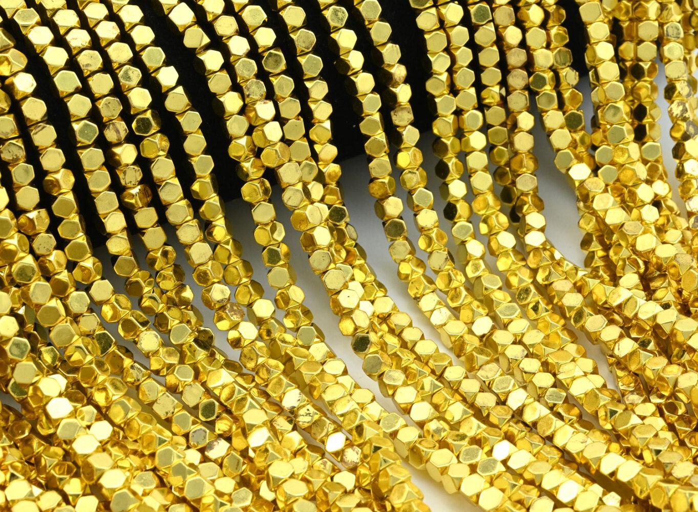 Бусины из гематита кубик 4мм цв. золотой, 40см, 104 бусины .