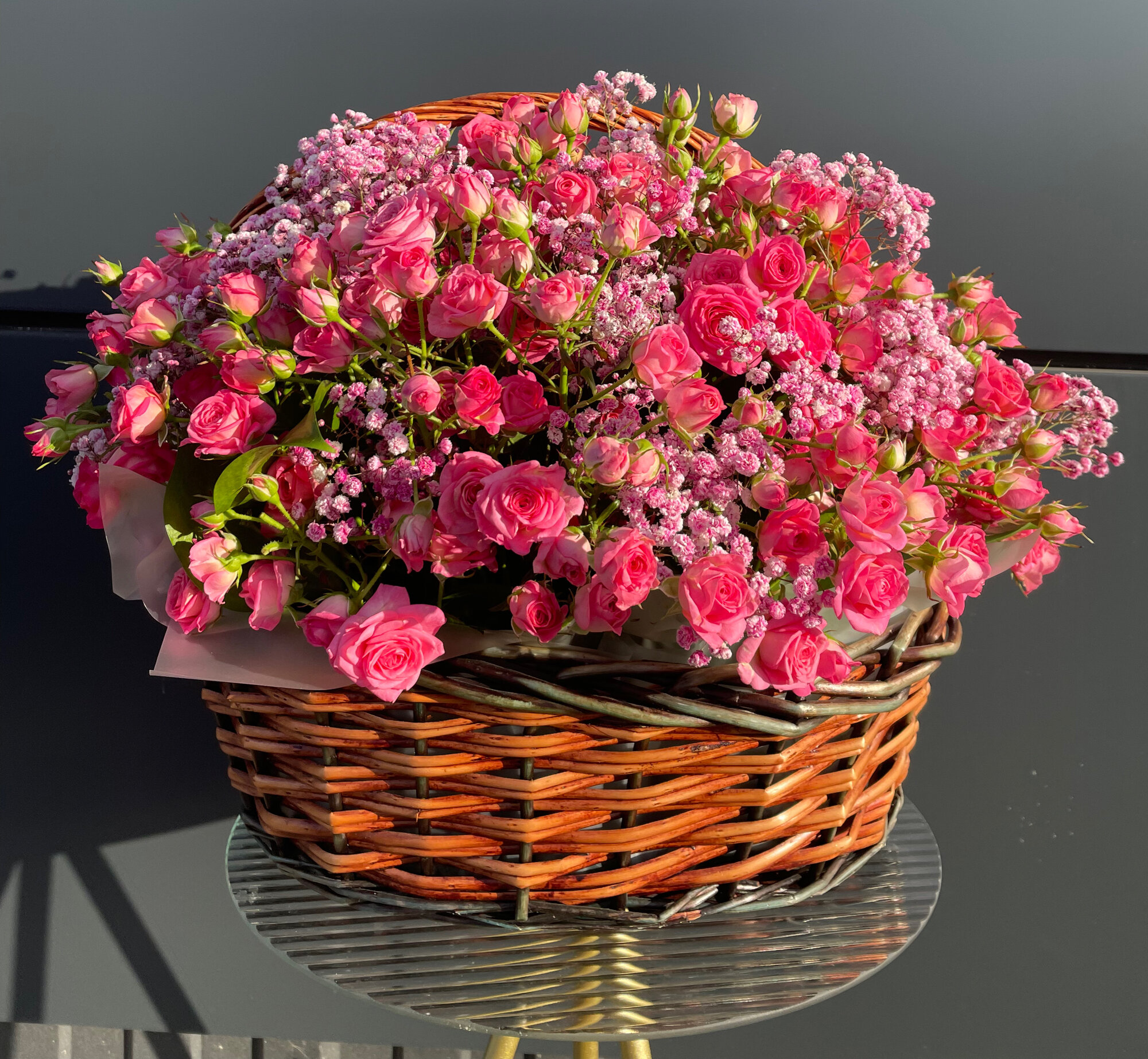 Корзина из 51 Кустовой розы и 7 гипсофил, высота 40 см, оплетка из рускуса, плетеная корзина
