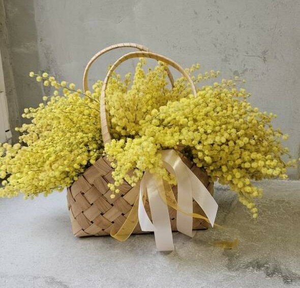 Букет мимозы в плетёной сумочке ручной работы