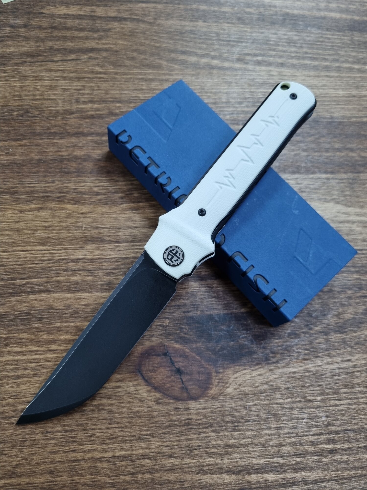 Нож складной Petrified Fish "Tena" PFB04 WDW, стальD2, G10 белый, Black StoneWash