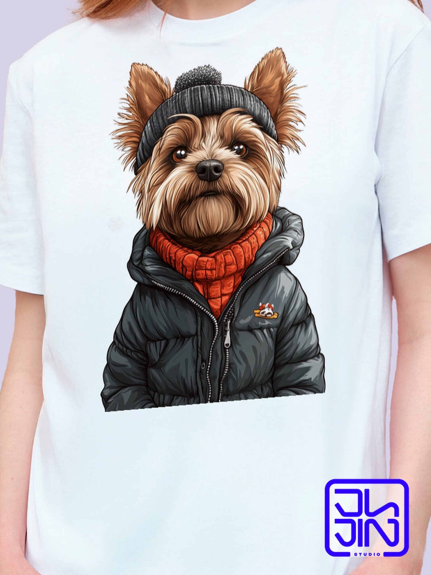 Футболка классическая женская с авторским принтом Смешной йоркширский терьер в темно серой, графитовой зимней одежде, белый хлопковый трикотаж с прикольным рисунком на груди