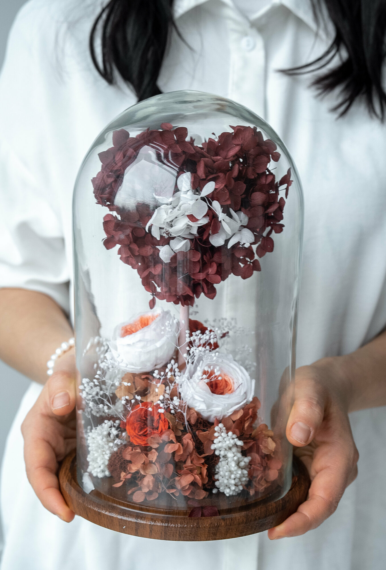 Композиция в колбе "Бархатное сердце" из сухоцветов и пионовидных роз / валентинка из цветов на 14 февраля