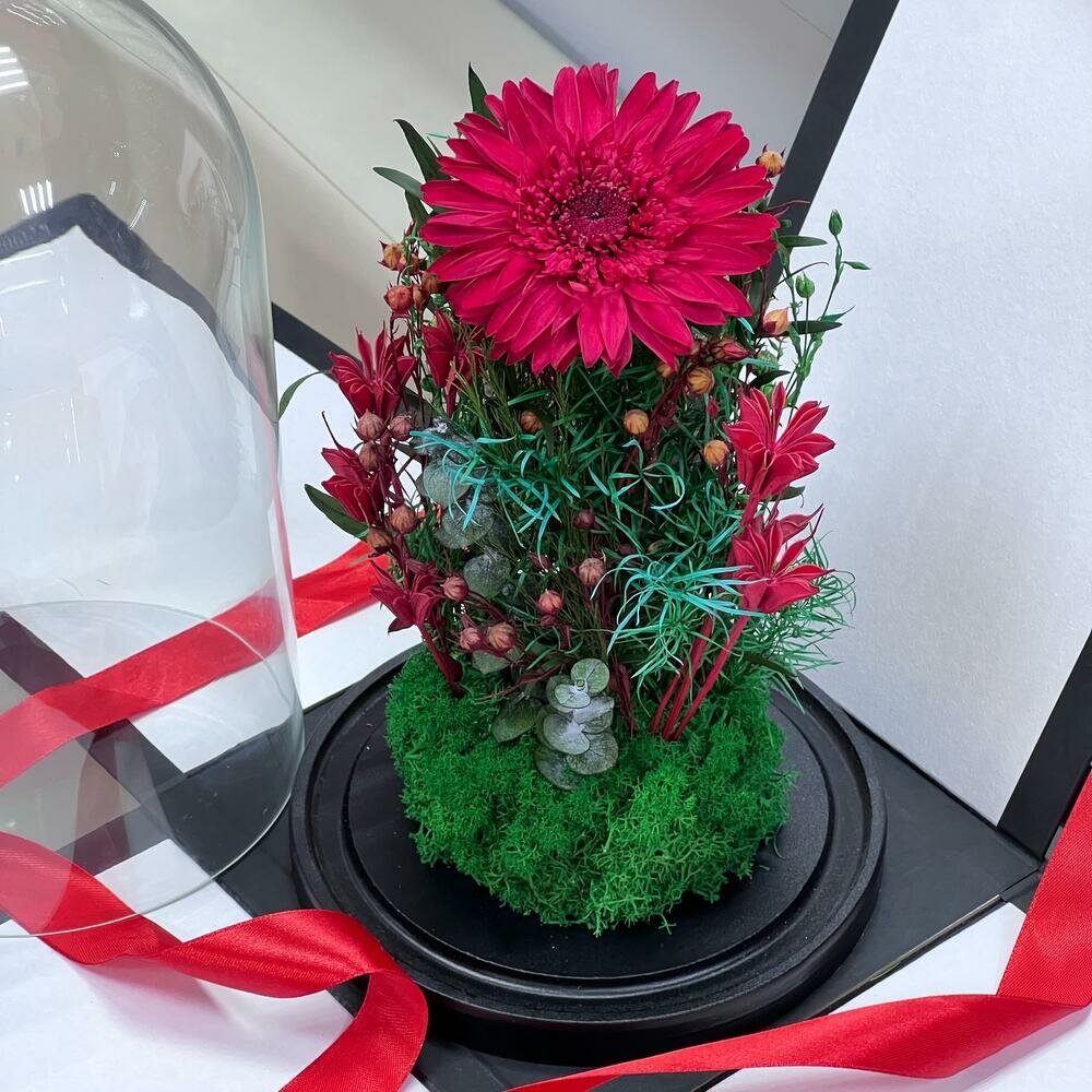 Композиция в стекле "Яркая душа" из стабилизированной герберы в подарочной коробке с вау-эффектом /27 см Живет 5 лет