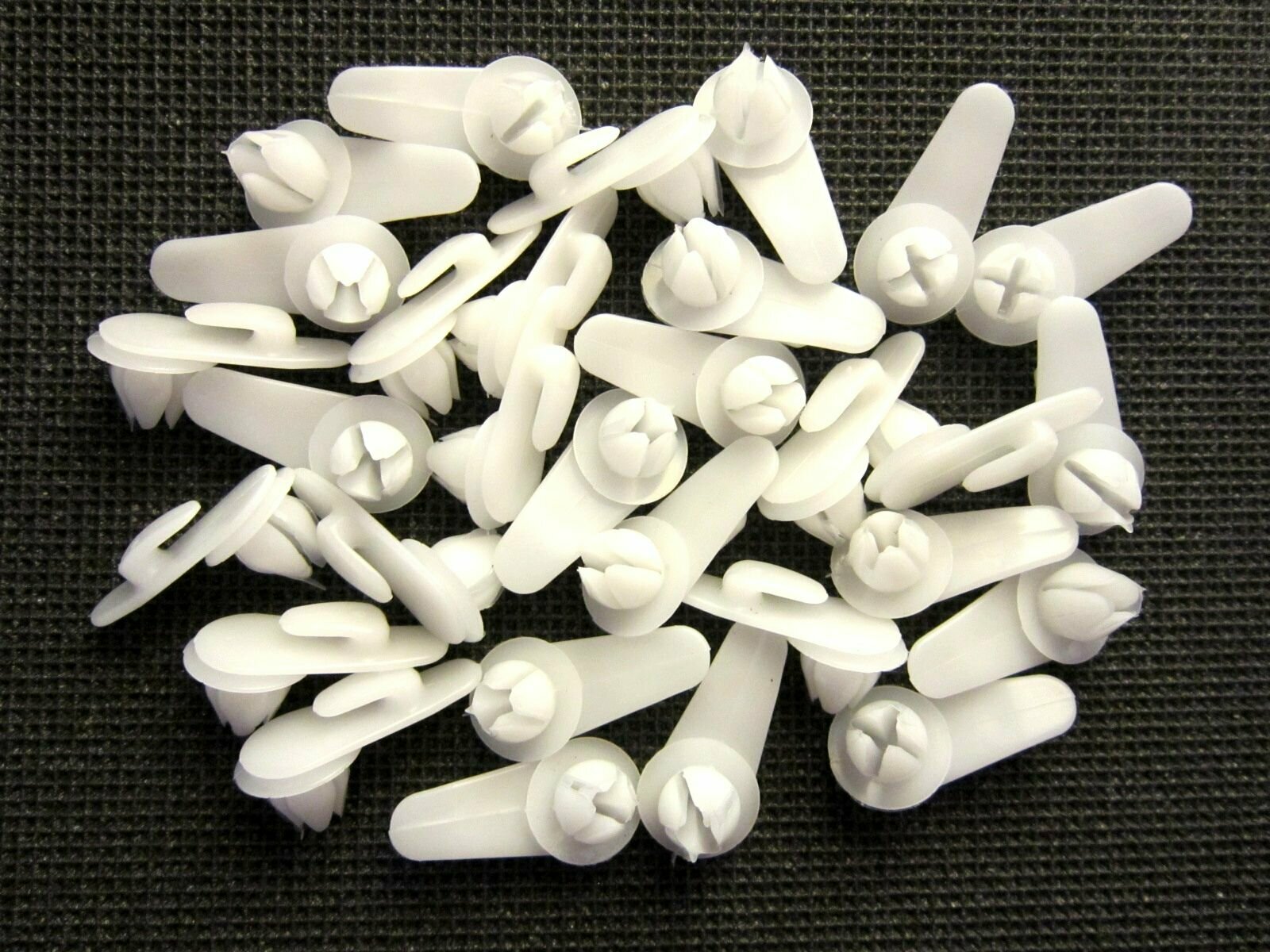 Автомобильная клипса (пистон) 14187580 обшивки двери ВАЗ 2101-2106, 30 шт.